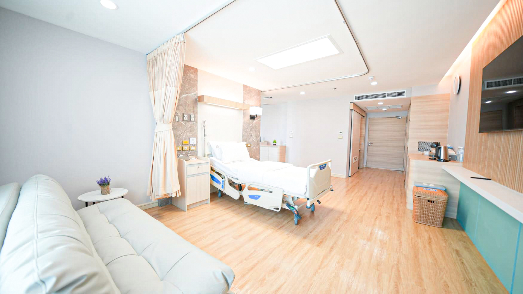 ห้องพักผู้ป่วย Gold Room (VIP Ward 14) | โรงพยาบาลพริ้นซ์ สุวรรณภูมิ