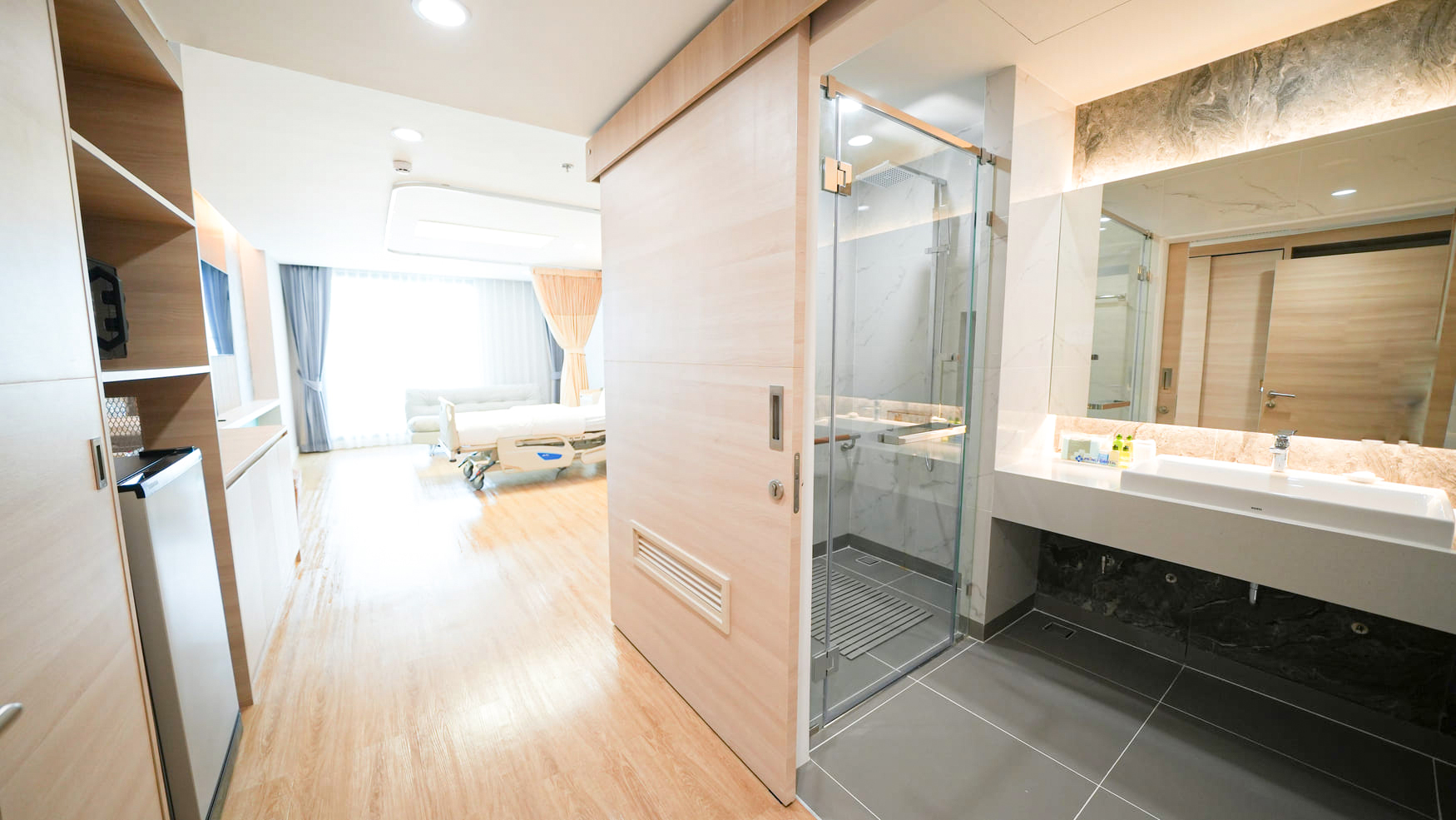 ห้องพักผู้ป่วย Gold Room (VIP Ward 14) | โรงพยาบาลพริ้นซ์ สุวรรณภูมิ